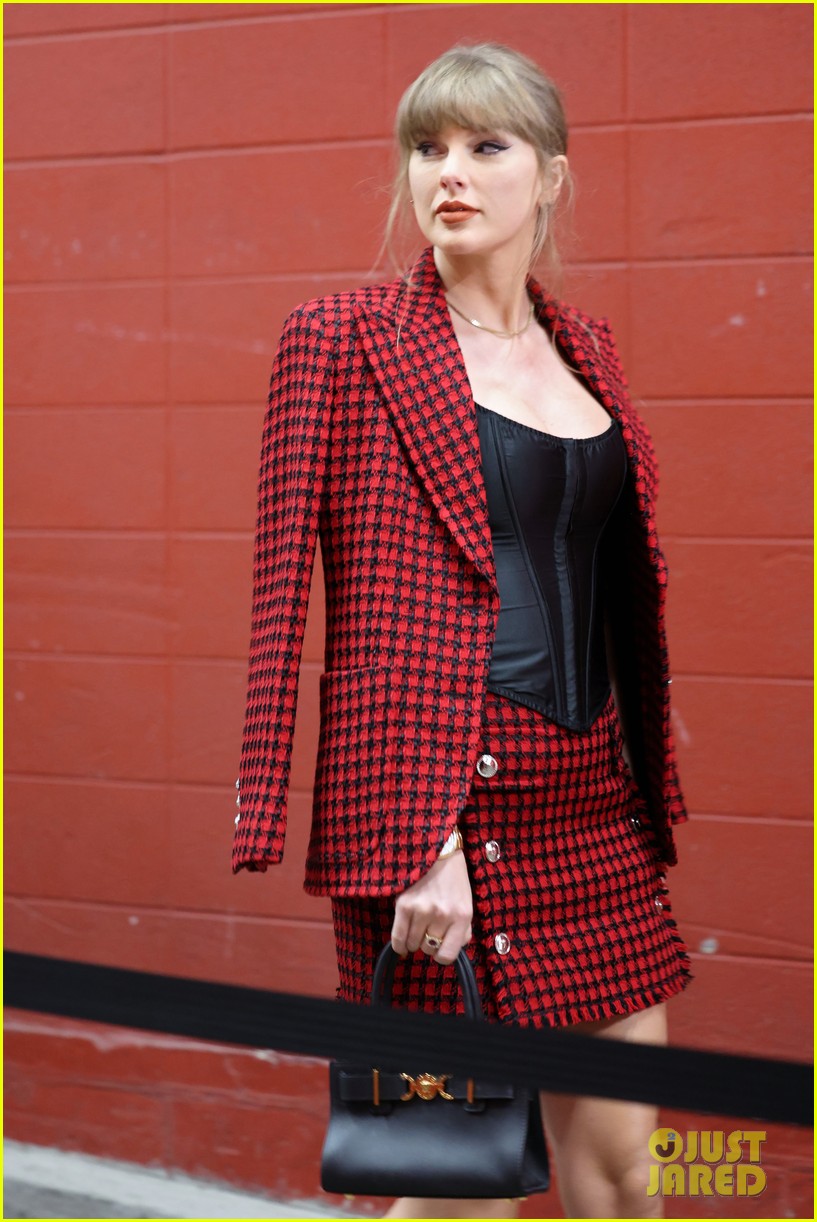 Taylor Swift Arrives to Support Boyfriend Travis Kelce at Broncos-Chiefs Game in Kansas City ...