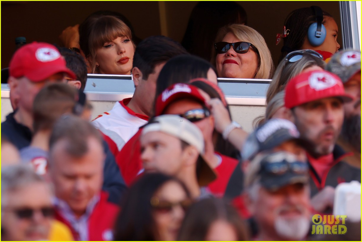 Who's Taylor Swift Sitting With at Chiefs vs. Broncos Game? Look Inside Her Suite & See Every ...