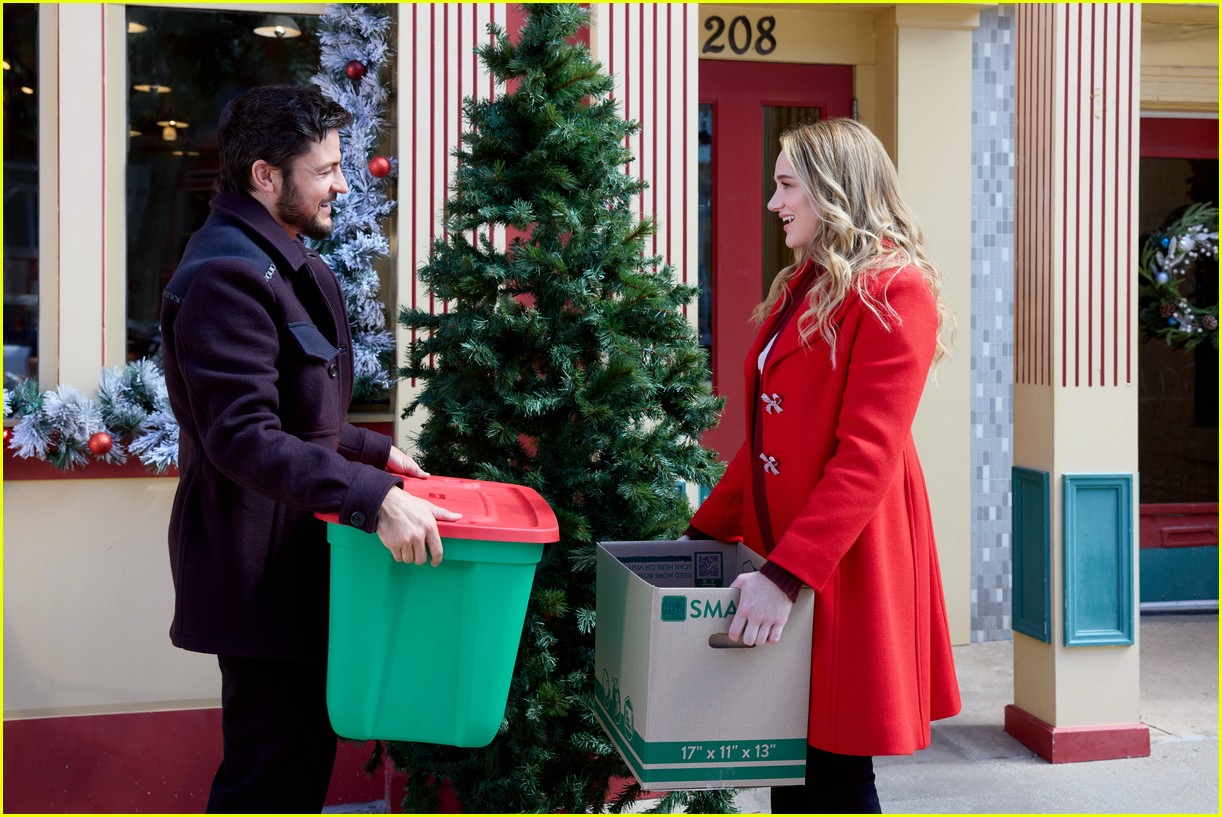 Hallmark Drops 'Holiday Touchdown' Trailer for Chiefs Christmas Movie ...