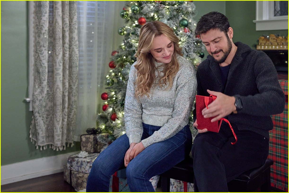 Hallmark Drops 'Holiday Touchdown' Trailer for Chiefs Christmas Movie ...