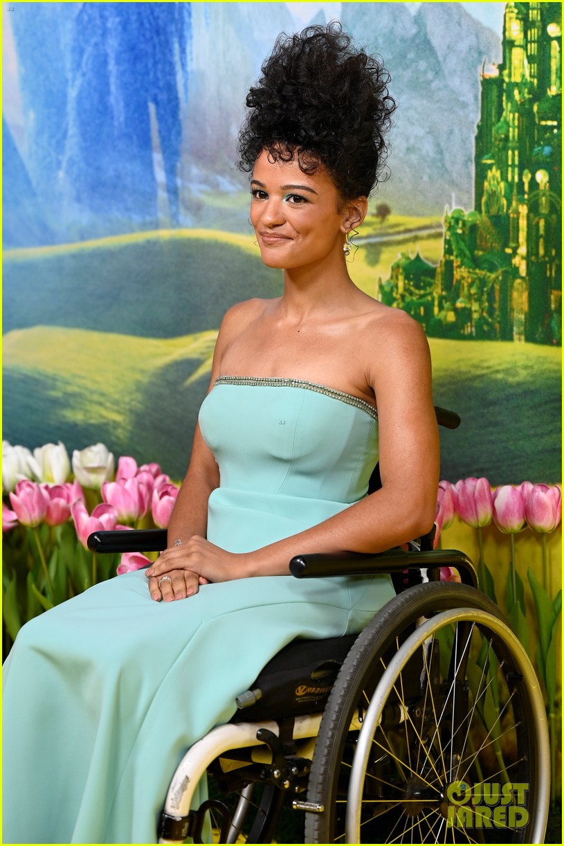Ariana Grande Channels Wizard of Oz's Glinda at 'Wicked' Premiere With ...