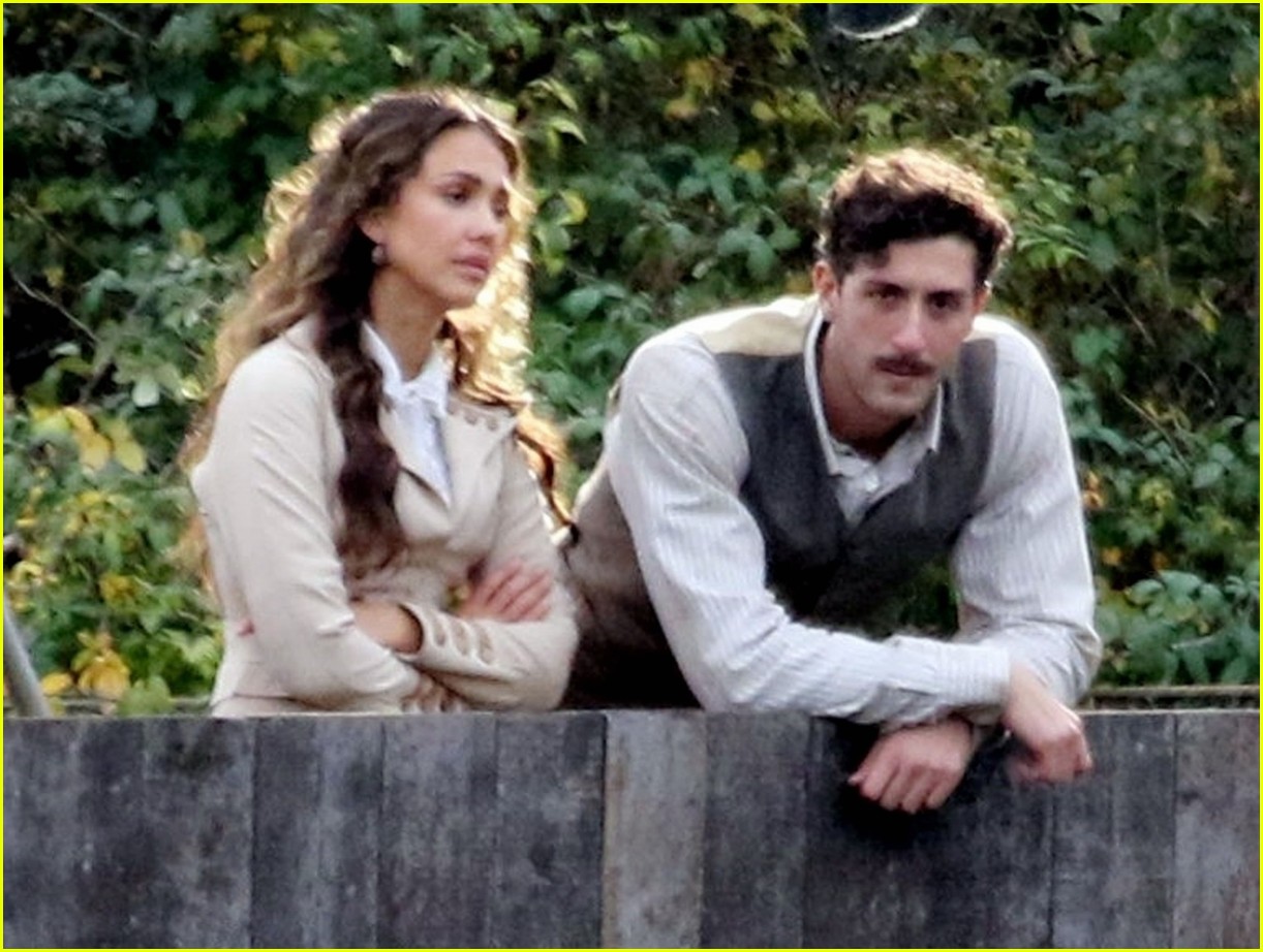 Jessica Alba Shares Passionate Kiss with Co-Star Lorenzo de Moor on ...