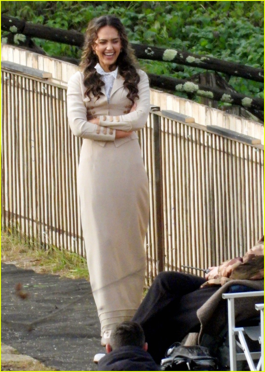 Jessica Alba Shares Passionate Kiss with Co-Star Lorenzo de Moor on ...