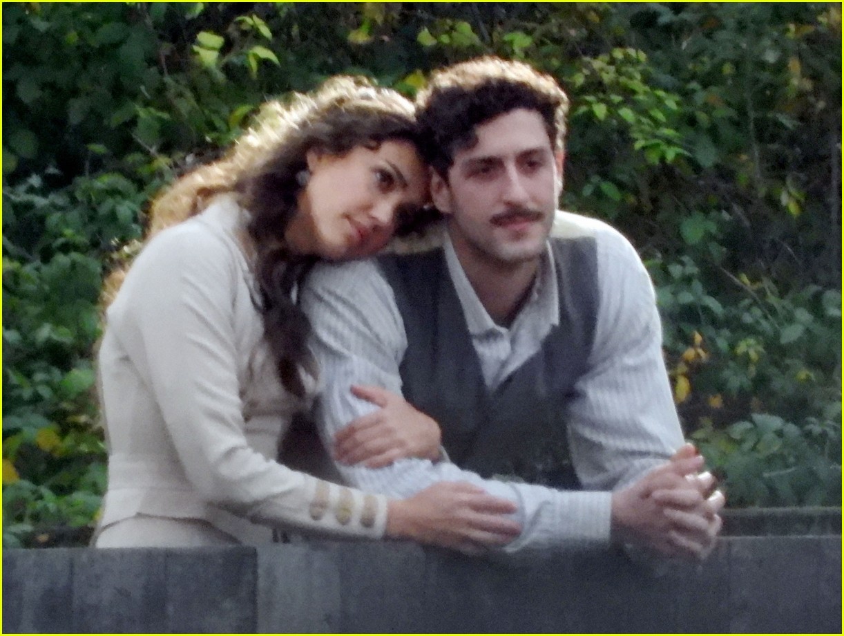 Jessica Alba Shares Passionate Kiss with Co-Star Lorenzo de Moor on ...