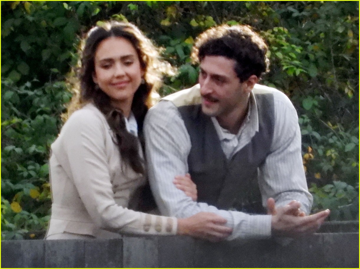 Jessica Alba Shares Passionate Kiss with Co-Star Lorenzo de Moor on ...