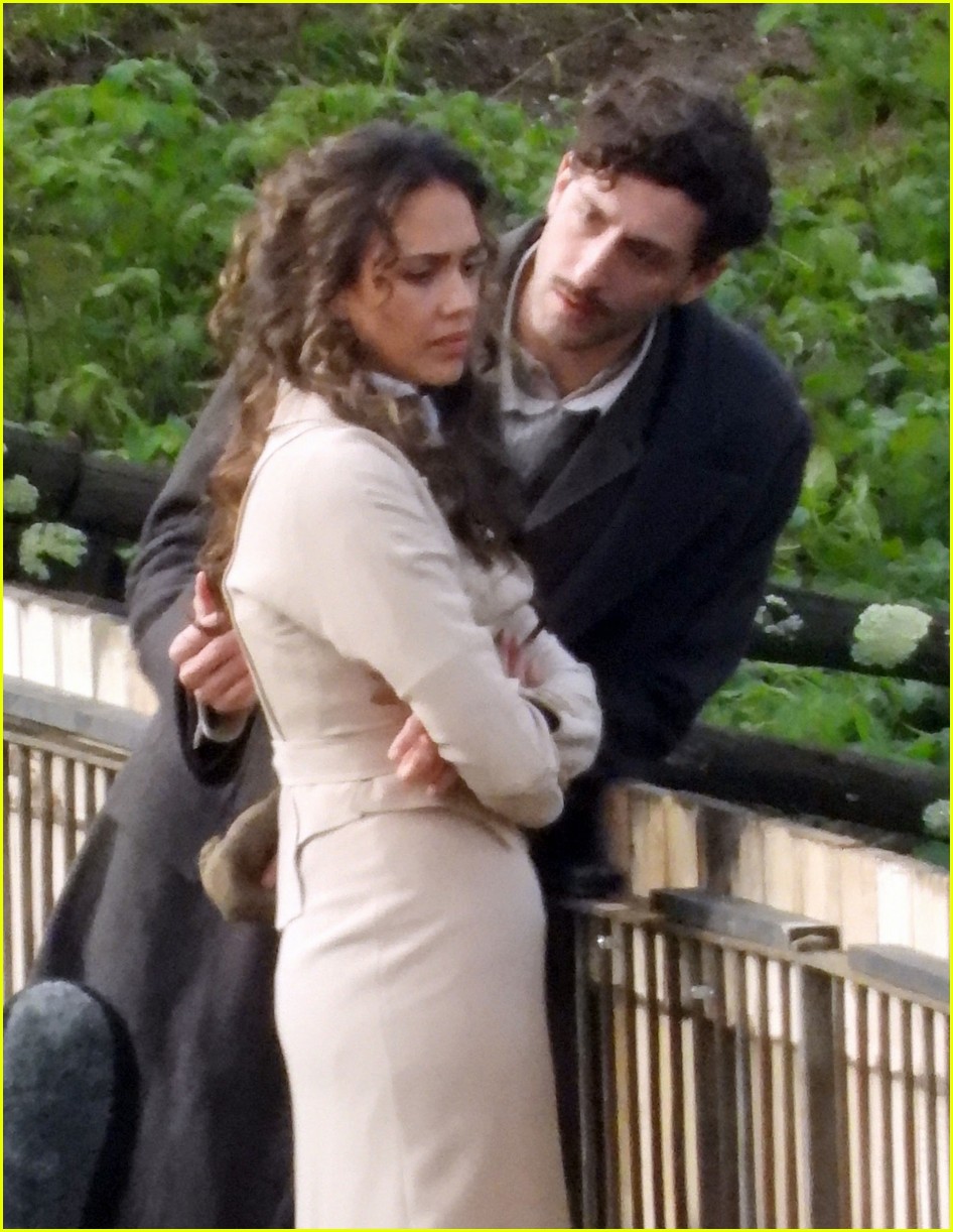 Jessica Alba Shares Passionate Kiss with Co-Star Lorenzo de Moor on ...