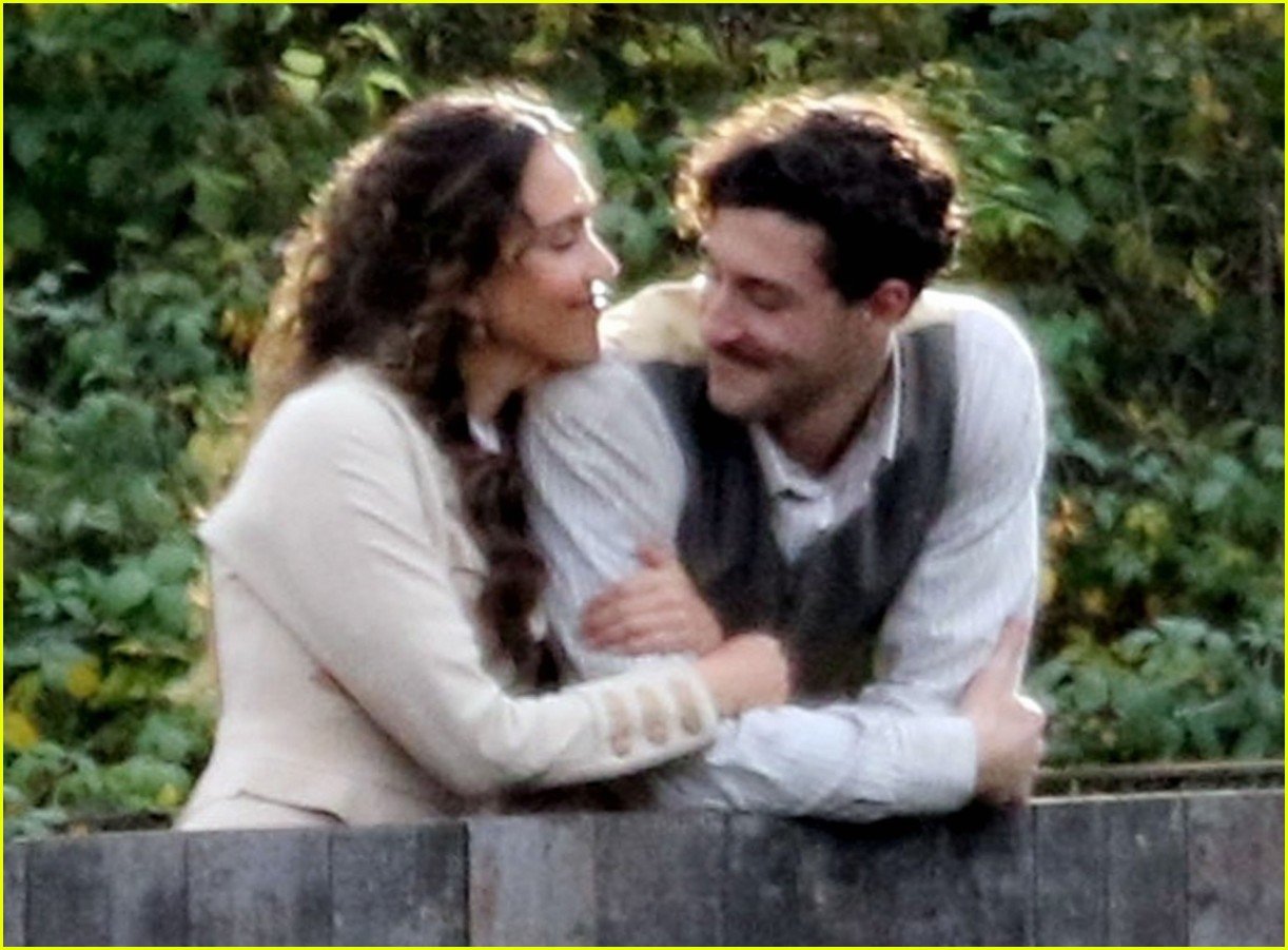 Jessica Alba Shares Passionate Kiss with Co-Star Lorenzo de Moor on ...