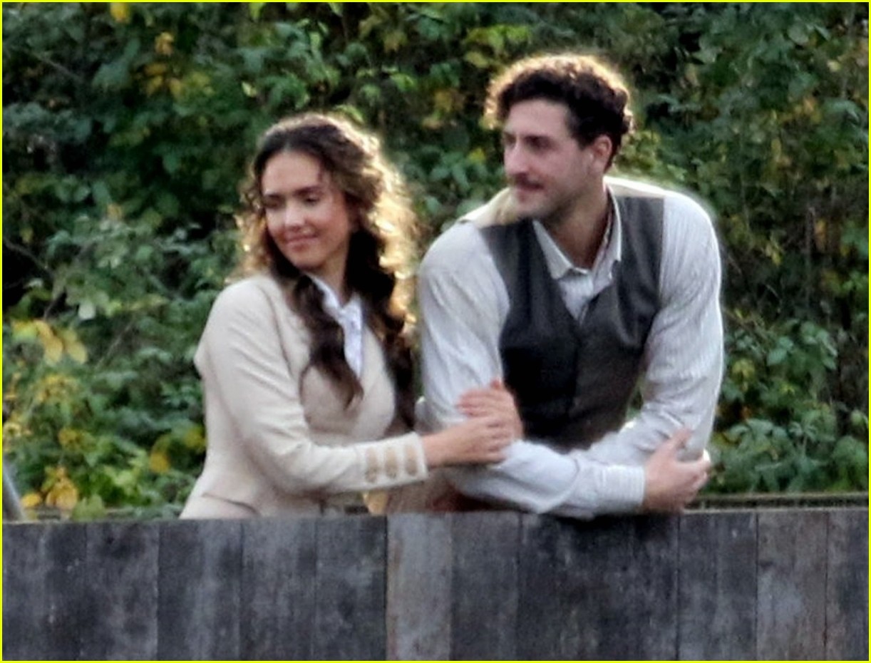 Jessica Alba Shares Passionate Kiss with Co-Star Lorenzo de Moor on ...