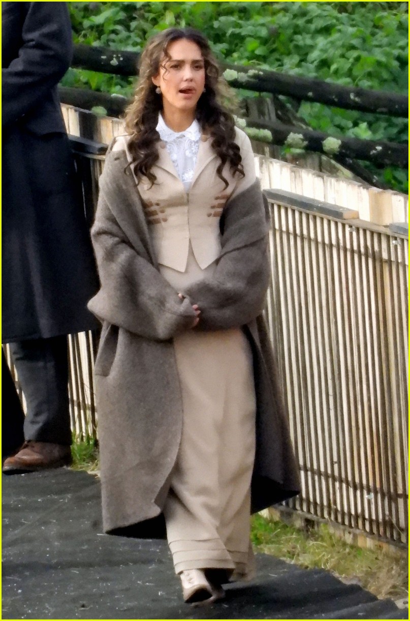 Jessica Alba Shares Passionate Kiss with Co-Star Lorenzo de Moor on ...