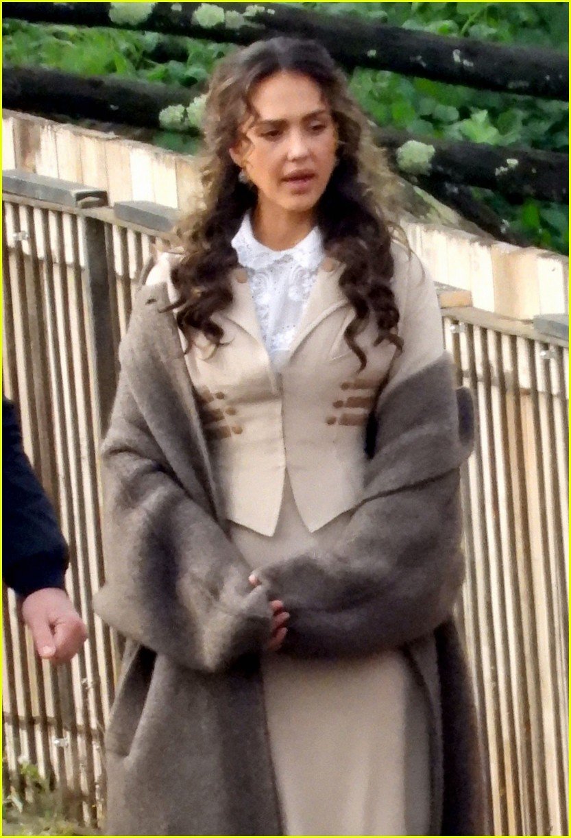 Jessica Alba Shares Passionate Kiss with Co-Star Lorenzo de Moor on ...