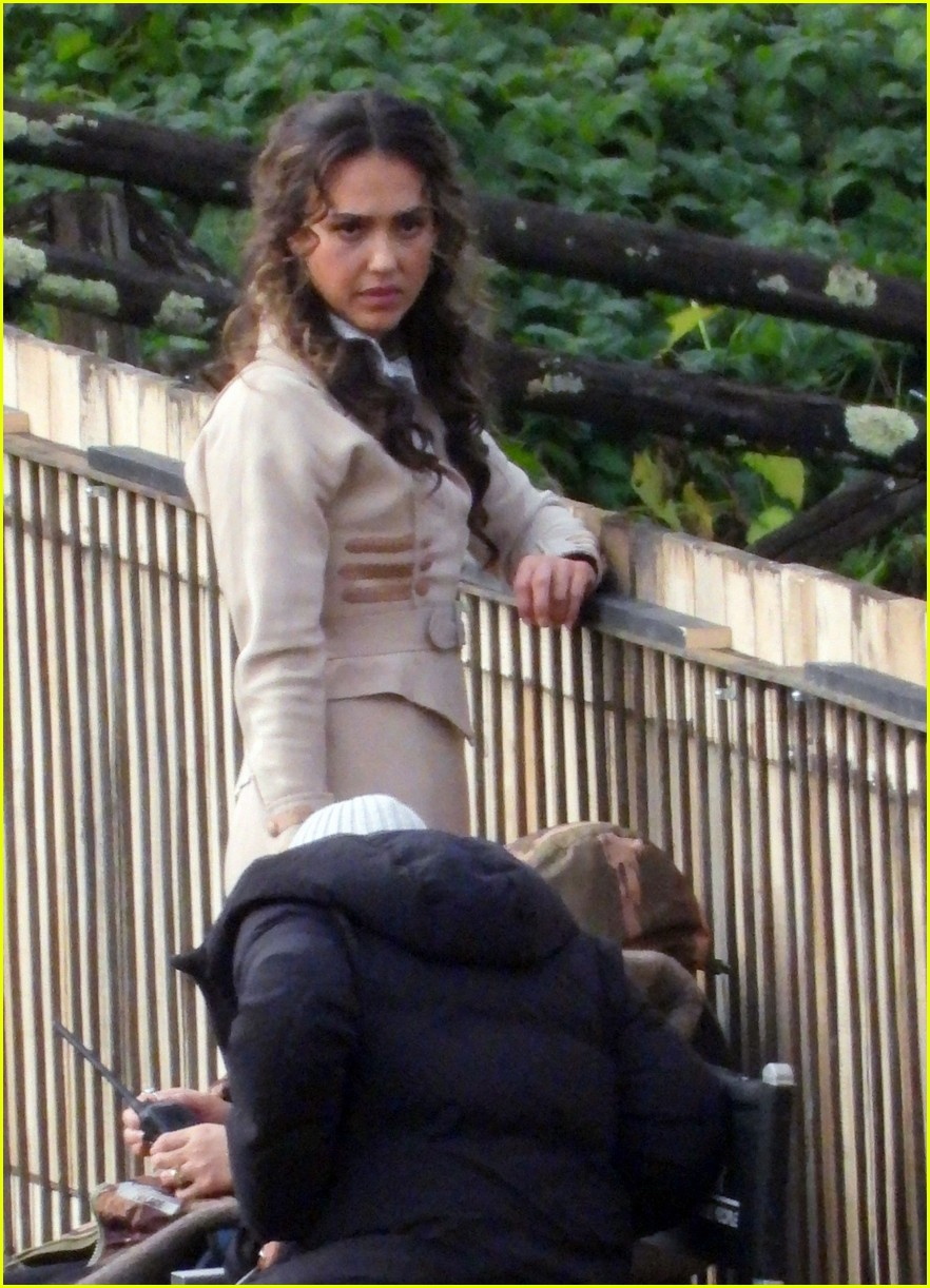 Jessica Alba Shares Passionate Kiss with Co-Star Lorenzo de Moor on ...