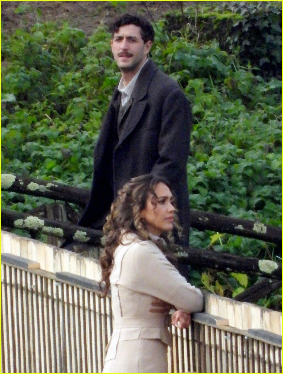 Jessica Alba Shares Passionate Kiss with Co-Star Lorenzo de Moor on ...