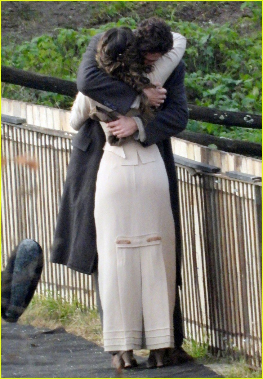 Jessica Alba Shares Passionate Kiss with Co-Star Lorenzo de Moor on ...