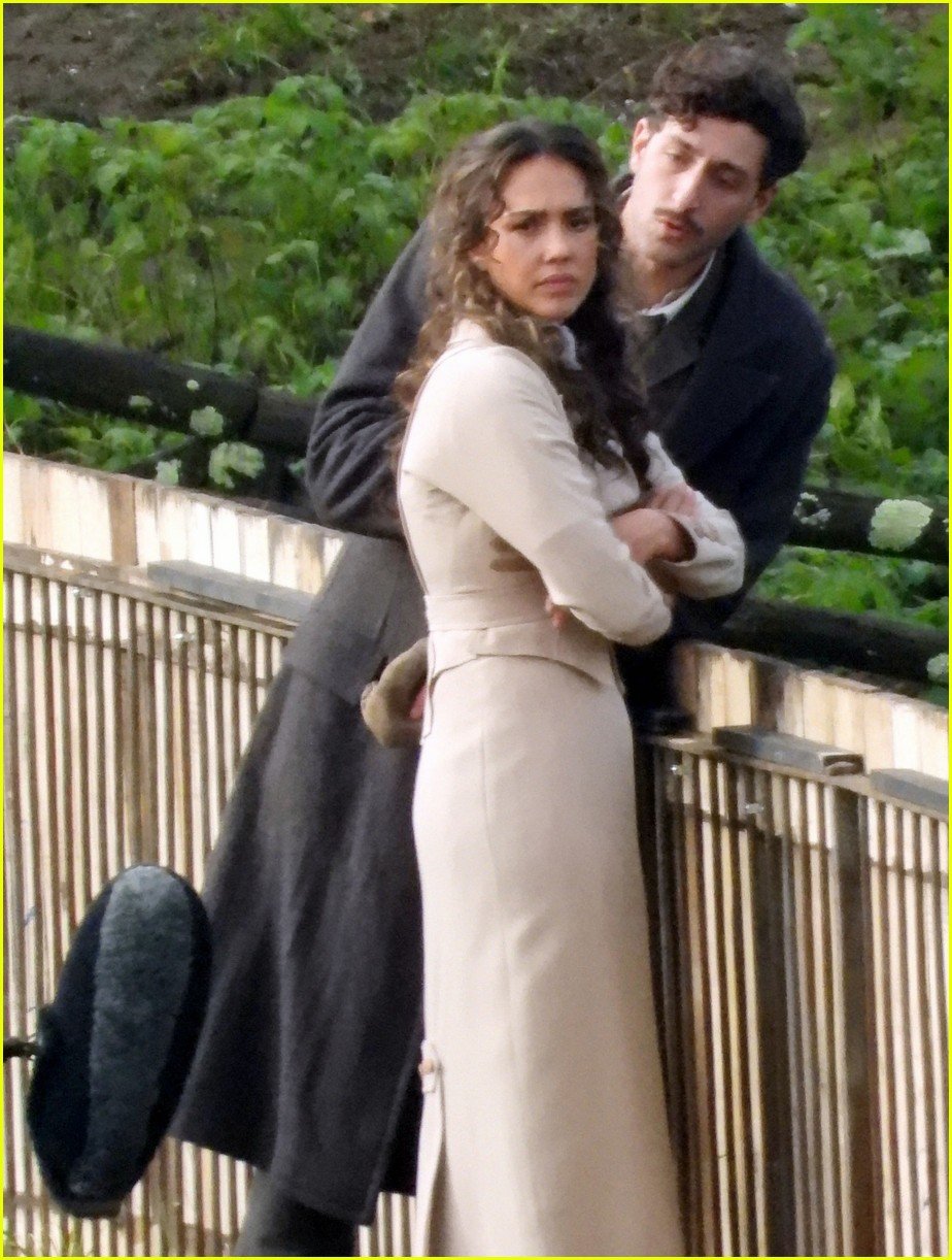 Jessica Alba Shares Passionate Kiss with Co-Star Lorenzo de Moor on ...