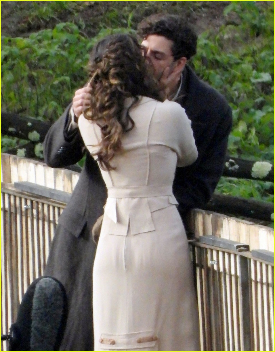 Jessica Alba Shares Passionate Kiss with Co-Star Lorenzo de Moor on ...
