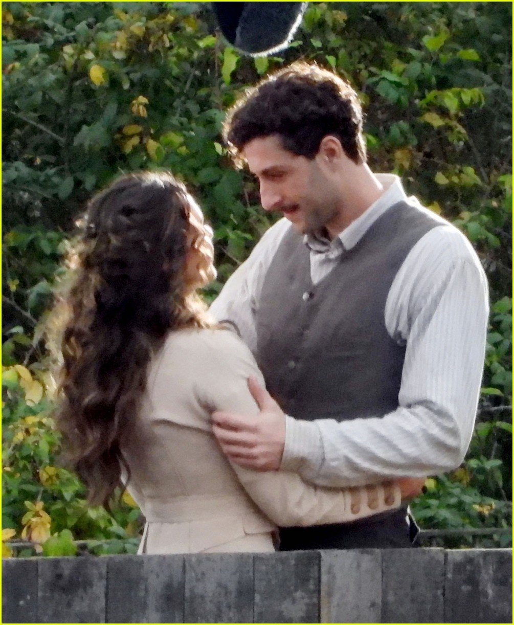 Jessica Alba Shares Passionate Kiss with Co-Star Lorenzo de Moor on ...