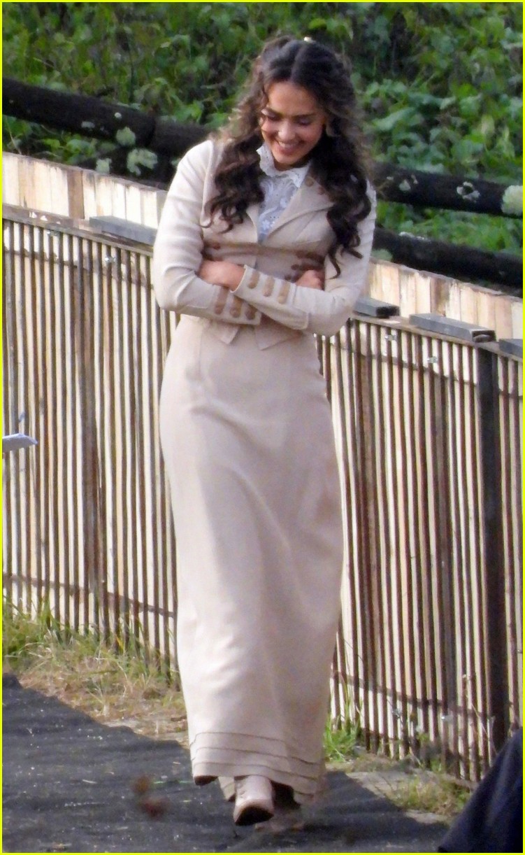 Jessica Alba Shares Passionate Kiss with Co-Star Lorenzo de Moor on ...