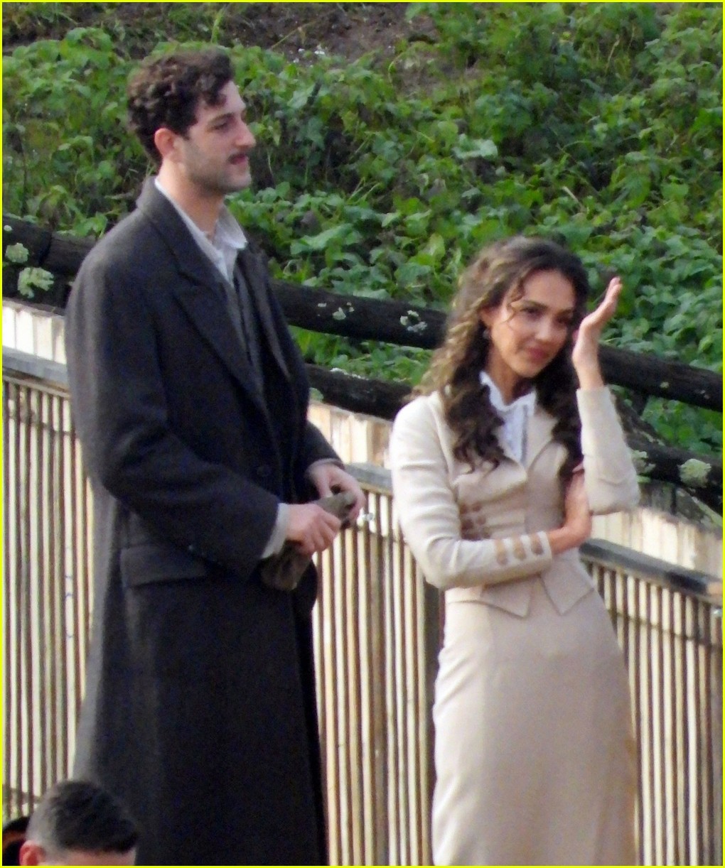 Jessica Alba Shares Passionate Kiss with Co-Star Lorenzo de Moor on ...