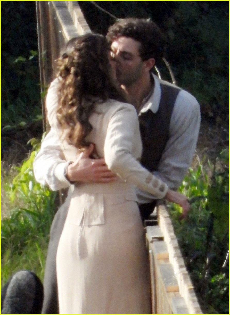 Jessica Alba Shares Passionate Kiss with Co-Star Lorenzo de Moor on ...