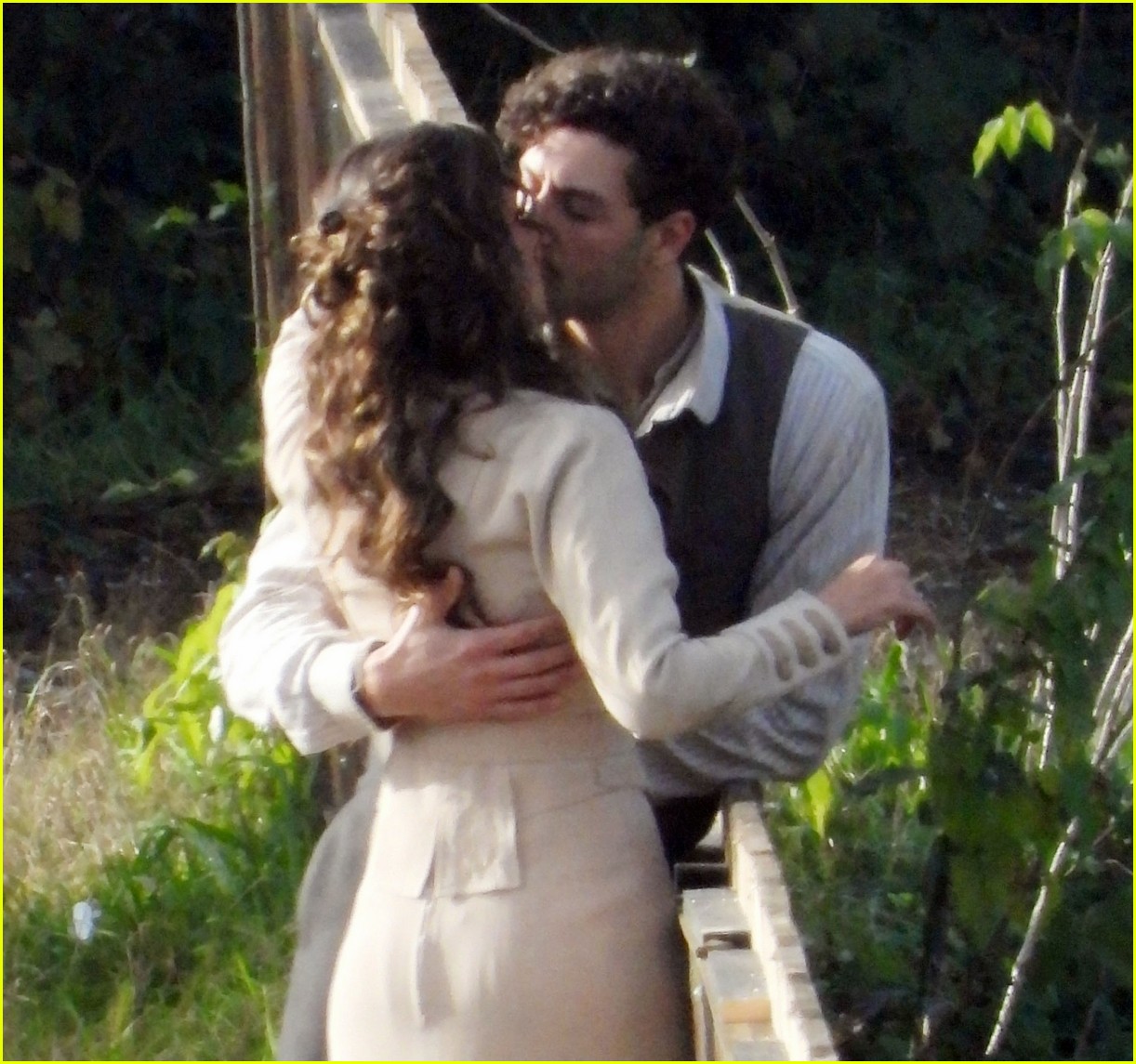 Jessica Alba Shares Passionate Kiss with Co-Star Lorenzo de Moor on ...