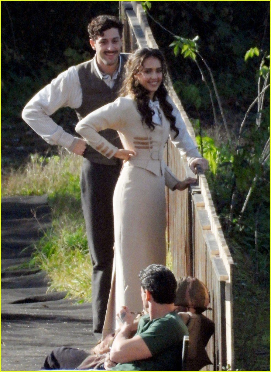 Jessica Alba Shares Passionate Kiss with Co-Star Lorenzo de Moor on ...