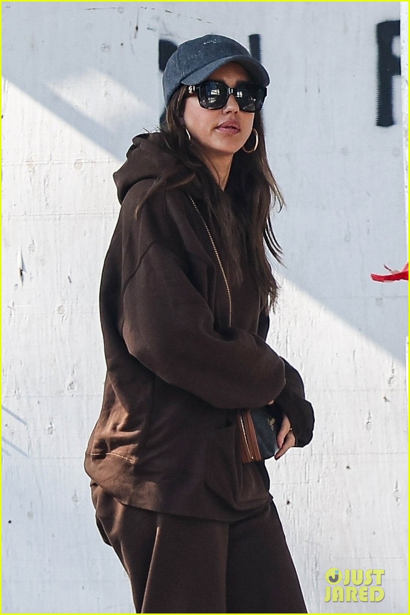 Jessica Alba Sparks Split Speculation By Going Ringless & Sharing ...