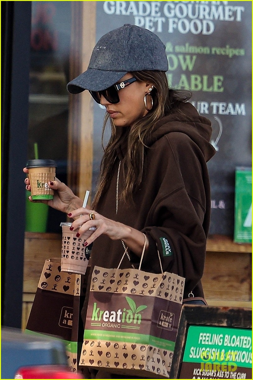 Jessica Alba Sparks Split Speculation By Going Ringless & Sharing ...