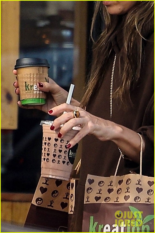 Jessica Alba Sparks Split Speculation By Going Ringless & Sharing ...