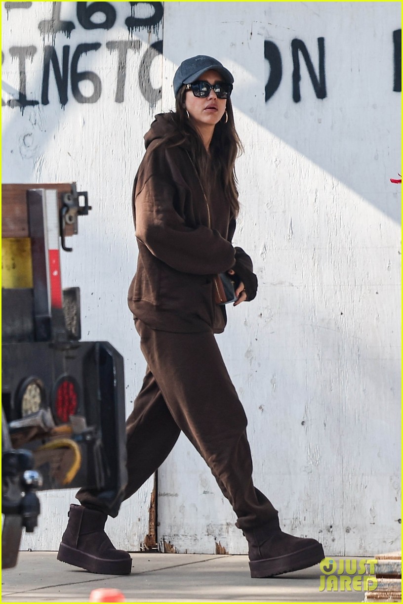 Jessica Alba Sparks Split Speculation By Going Ringless & Sharing ...