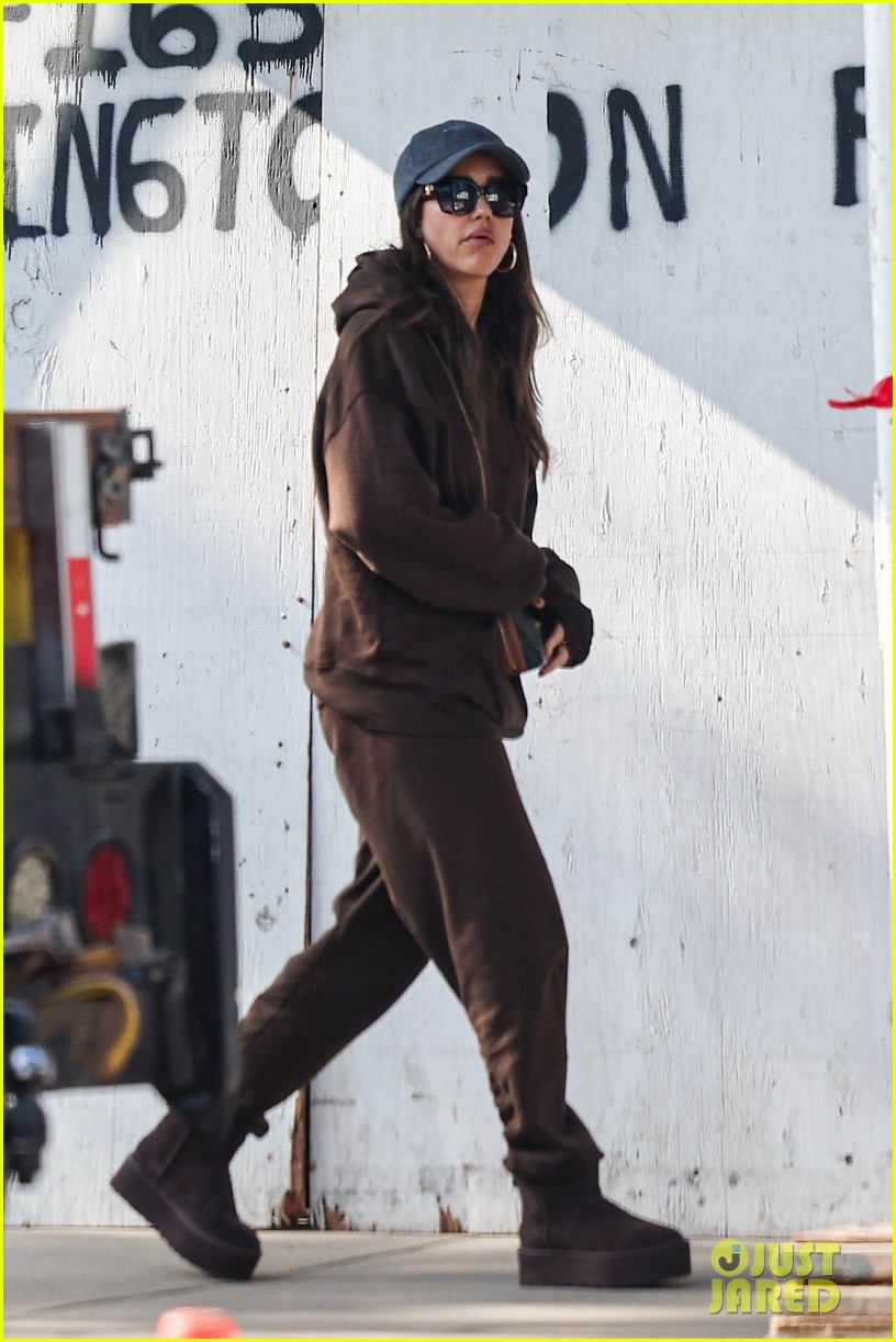 Photo: jessica alba goes ringless 08 | Photo 5111351 | Just Jared ...