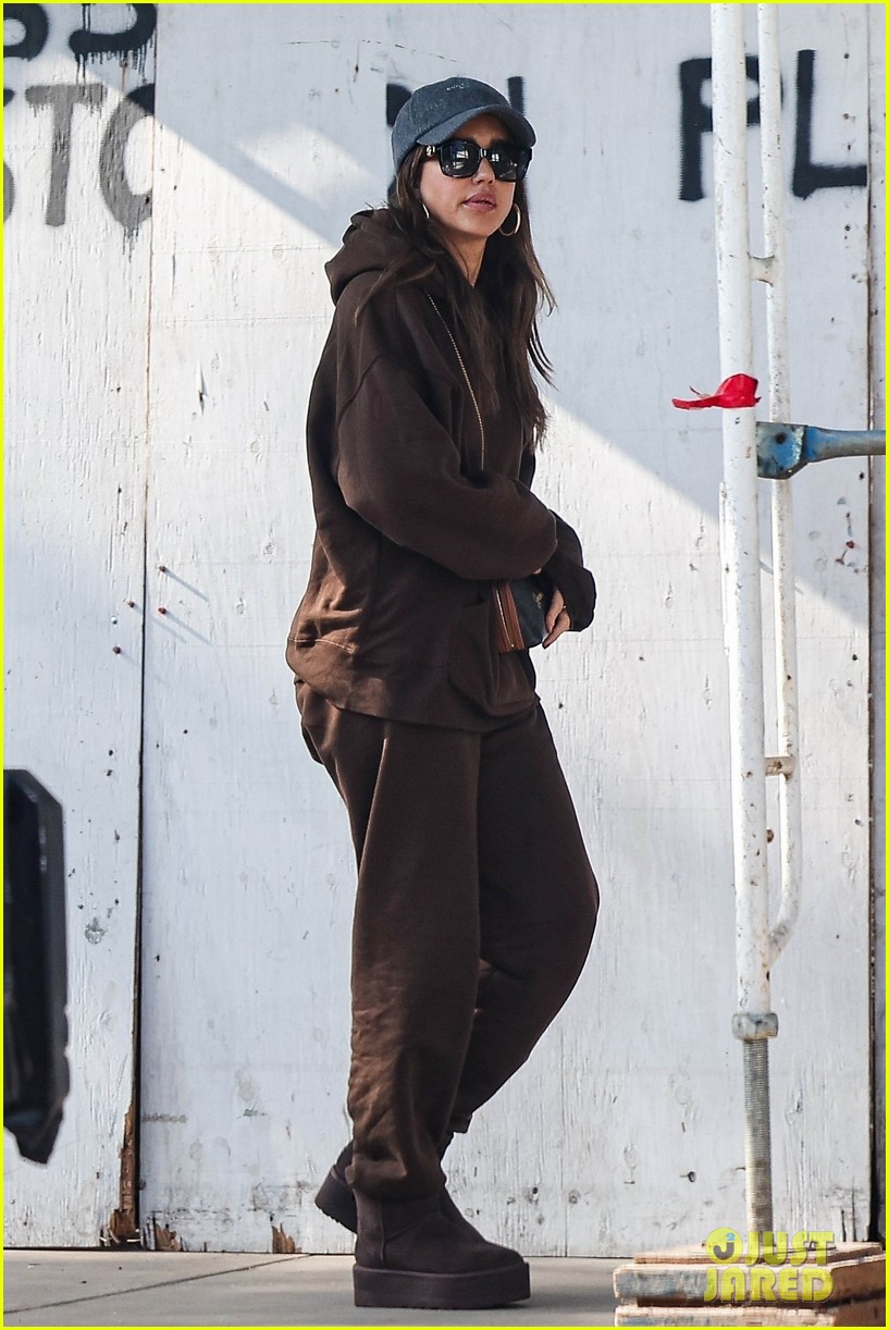 Jessica Alba Sparks Split Speculation By Going Ringless & Sharing ...