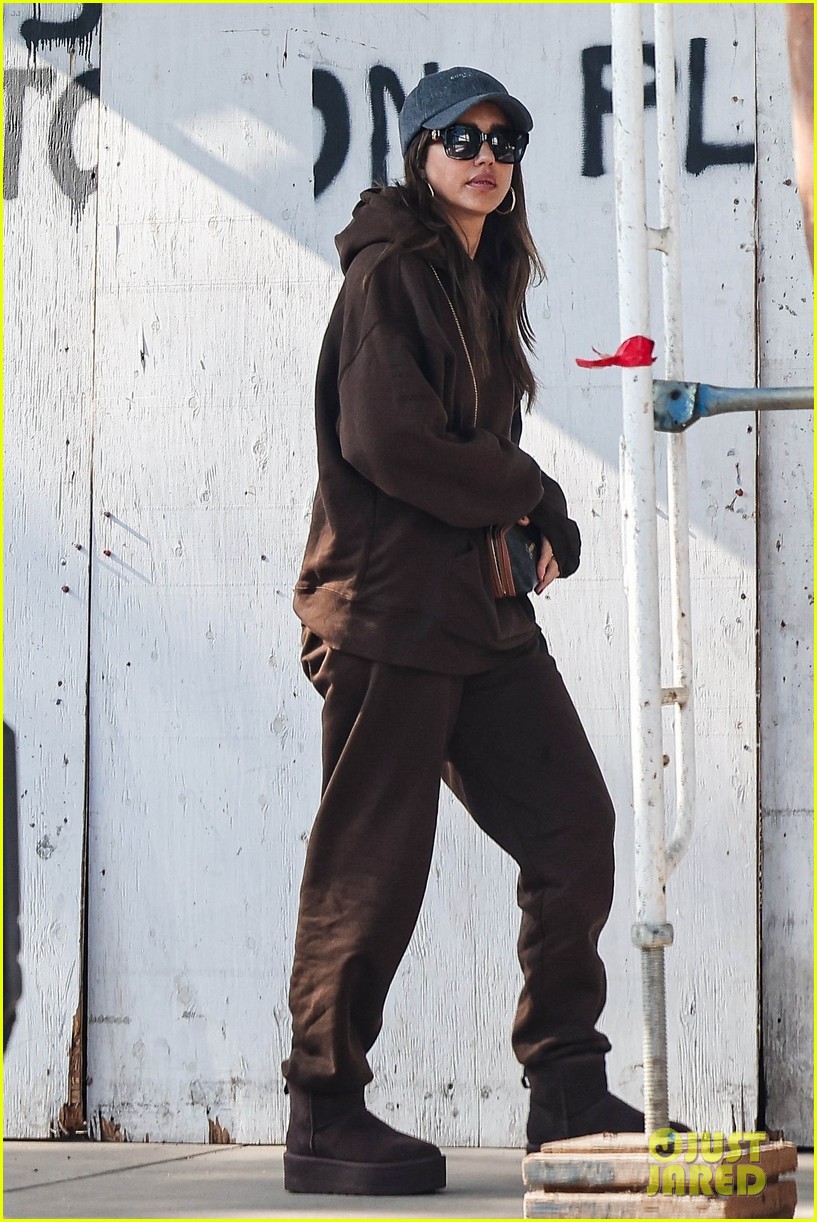 Jessica Alba Sparks Split Speculation By Going Ringless & Sharing ...