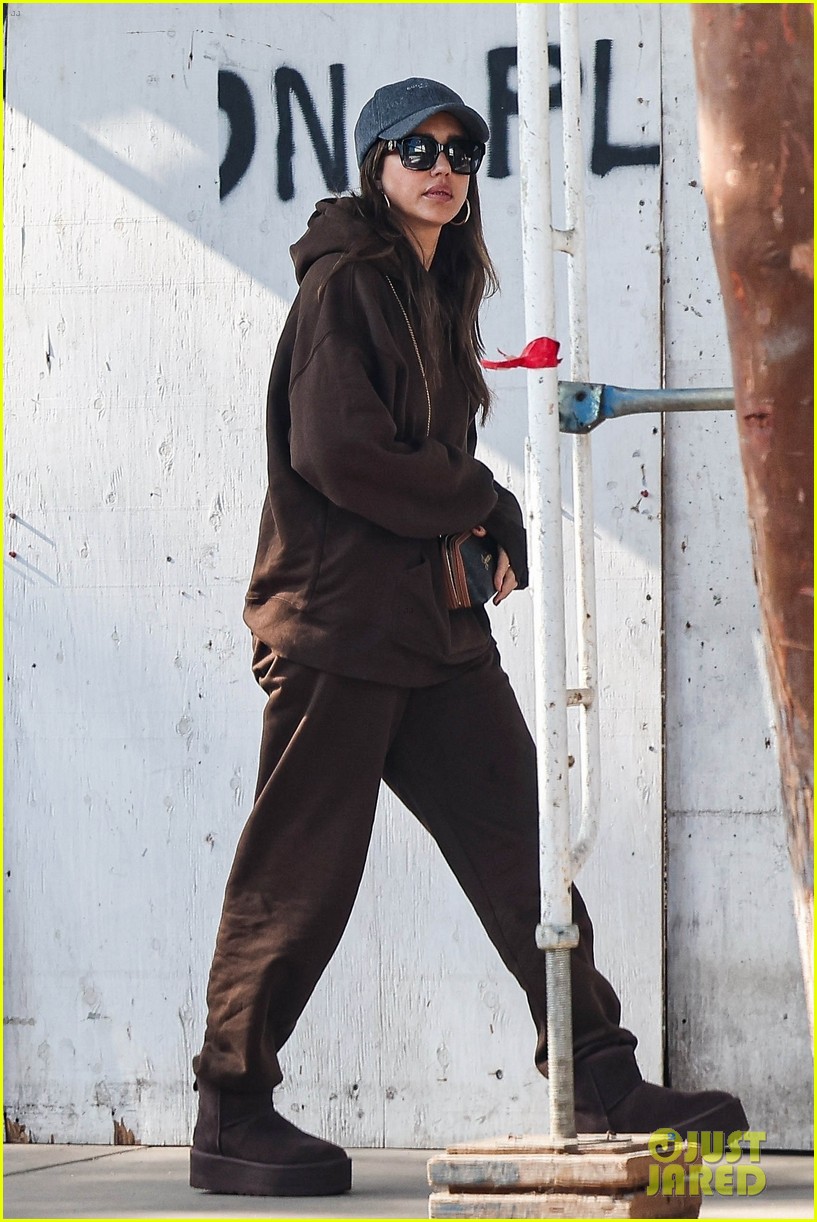 Jessica Alba Sparks Split Speculation By Going Ringless & Sharing ...