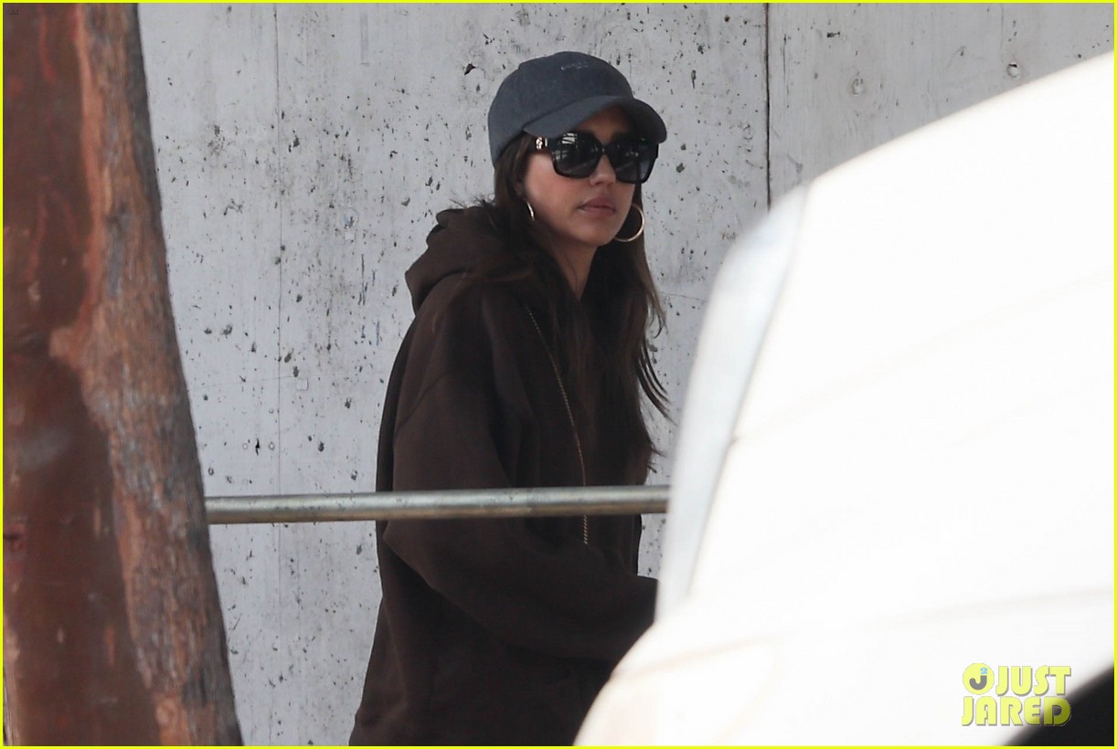 Jessica Alba Sparks Split Speculation By Going Ringless & Sharing ...