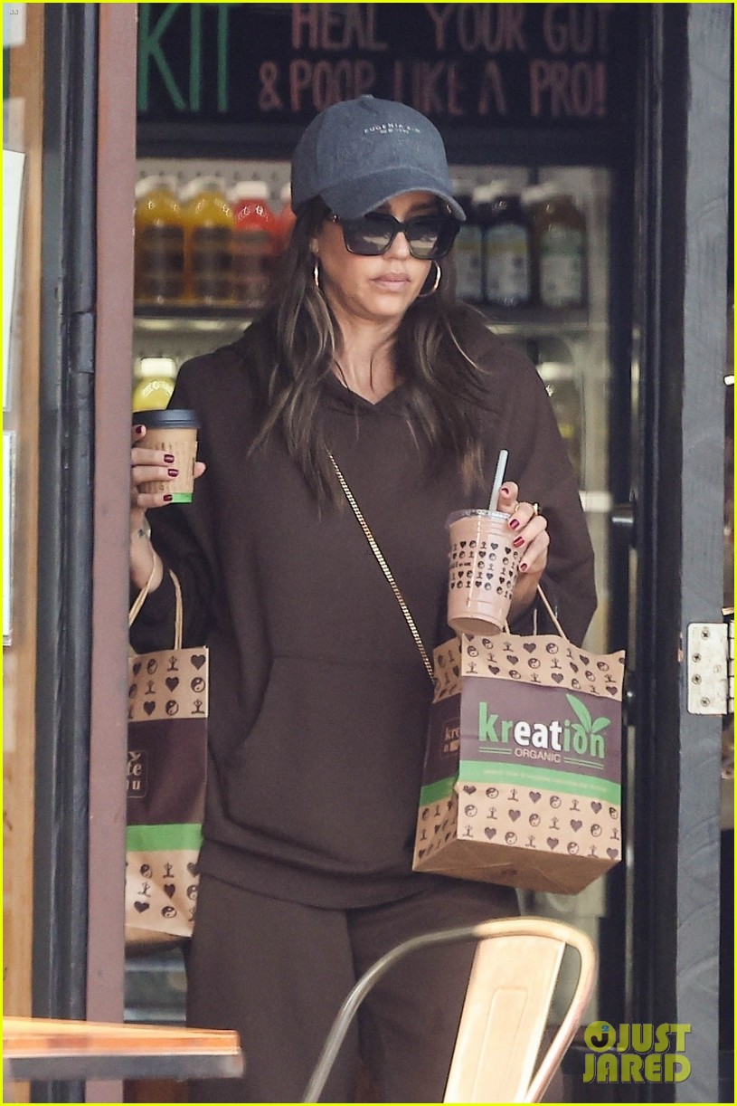 Jessica Alba Sparks Split Speculation By Going Ringless & Sharing ...