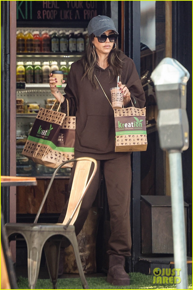 Jessica Alba Sparks Split Speculation By Going Ringless & Sharing ...