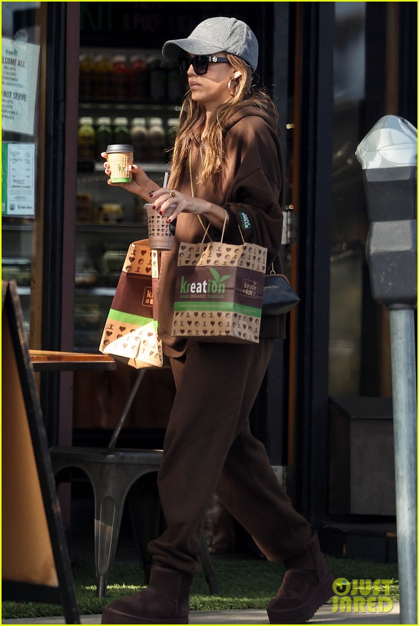 Jessica Alba Sparks Split Speculation By Going Ringless & Sharing ...