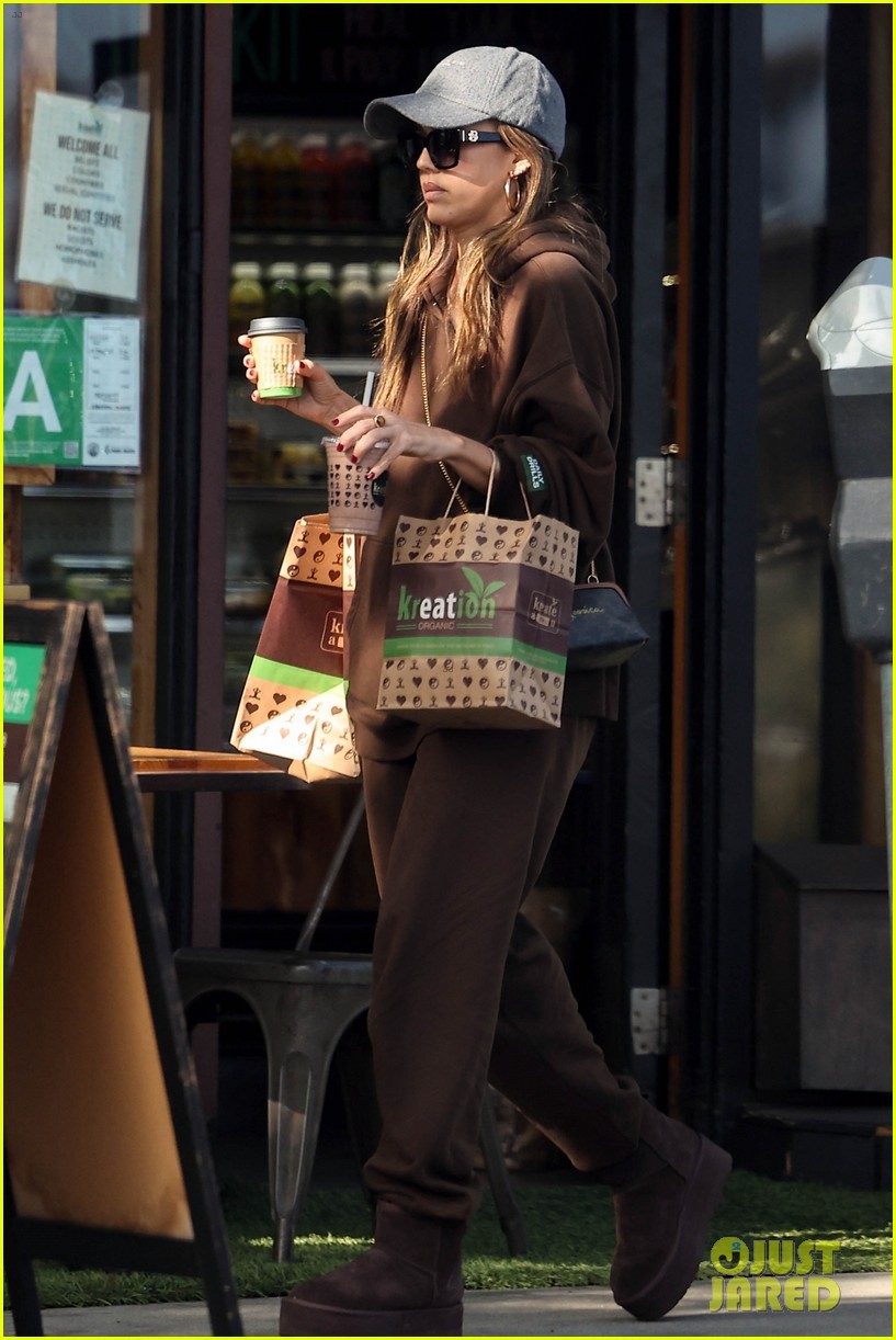 Jessica Alba Sparks Split Speculation By Going Ringless & Sharing ...