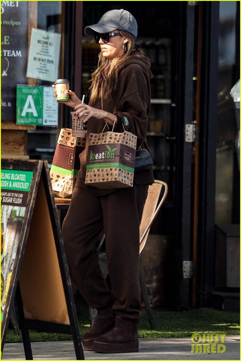 Jessica Alba Sparks Split Speculation By Going Ringless & Sharing ...