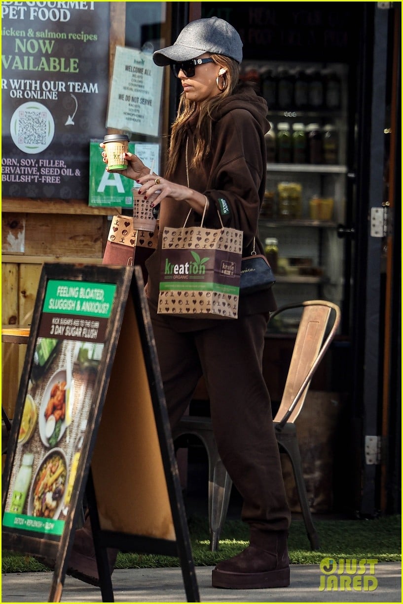 Jessica Alba Sparks Split Speculation By Going Ringless & Sharing ...