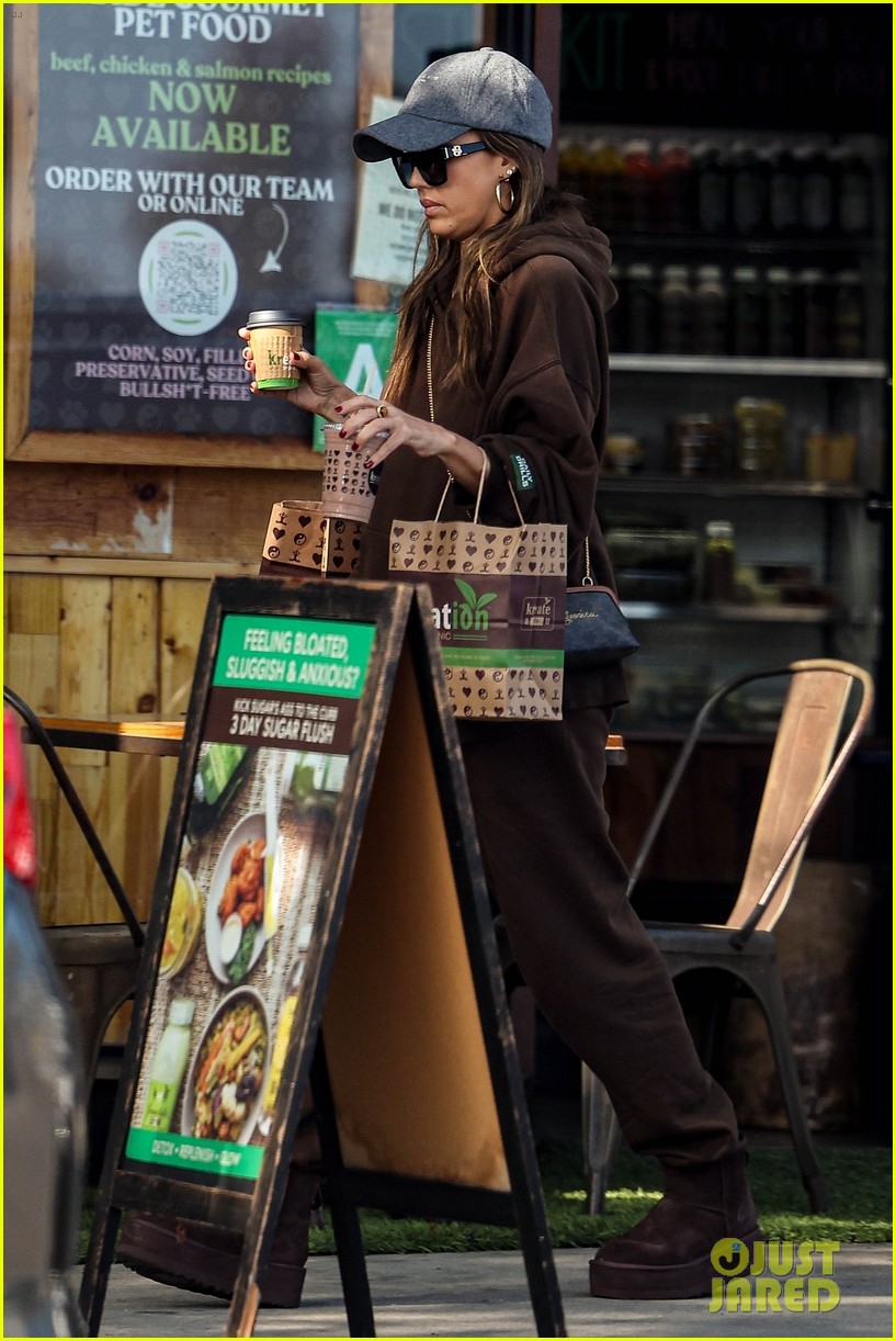 Jessica Alba Sparks Split Speculation By Going Ringless & Sharing ...