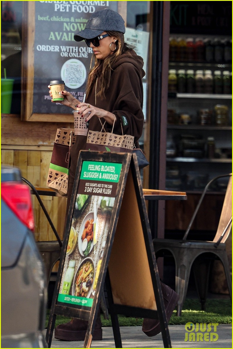 Jessica Alba Sparks Split Speculation By Going Ringless & Sharing ...