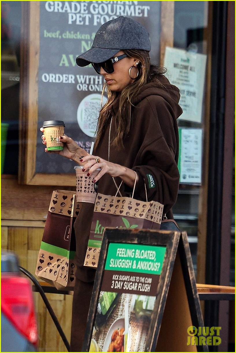 Jessica Alba Sparks Split Speculation By Going Ringless & Sharing ...