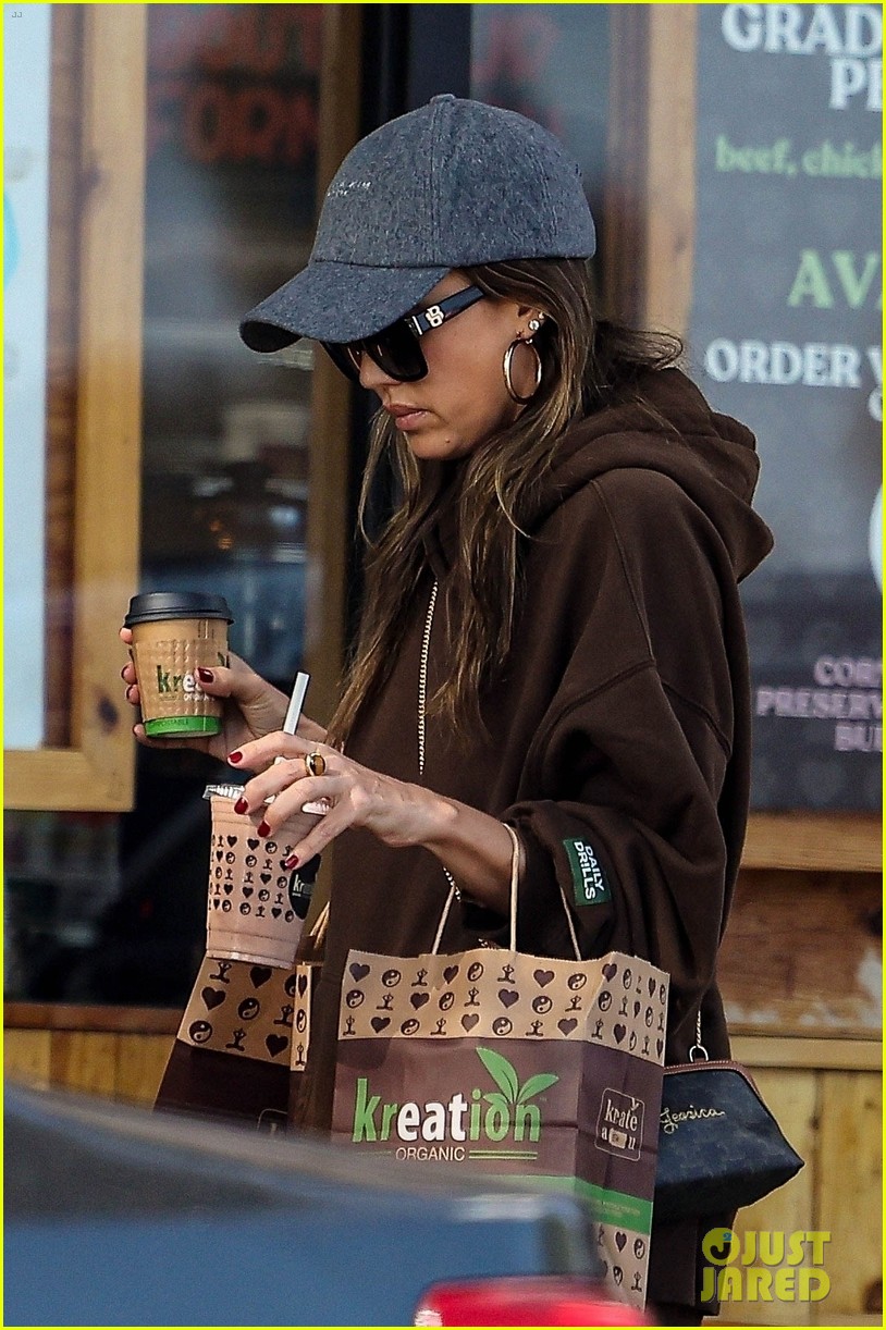 Jessica Alba Sparks Split Speculation By Going Ringless & Sharing ...