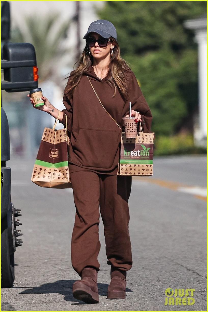 Jessica Alba Sparks Split Speculation By Going Ringless & Sharing ...