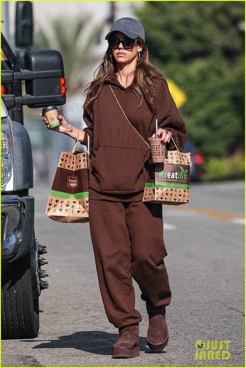 Jessica Alba Sparks Split Speculation By Going Ringless & Sharing ...