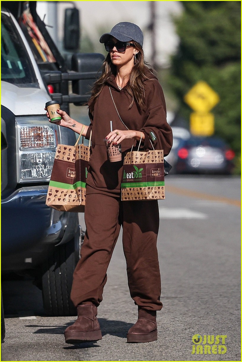 Jessica Alba Sparks Split Speculation By Going Ringless & Sharing ...