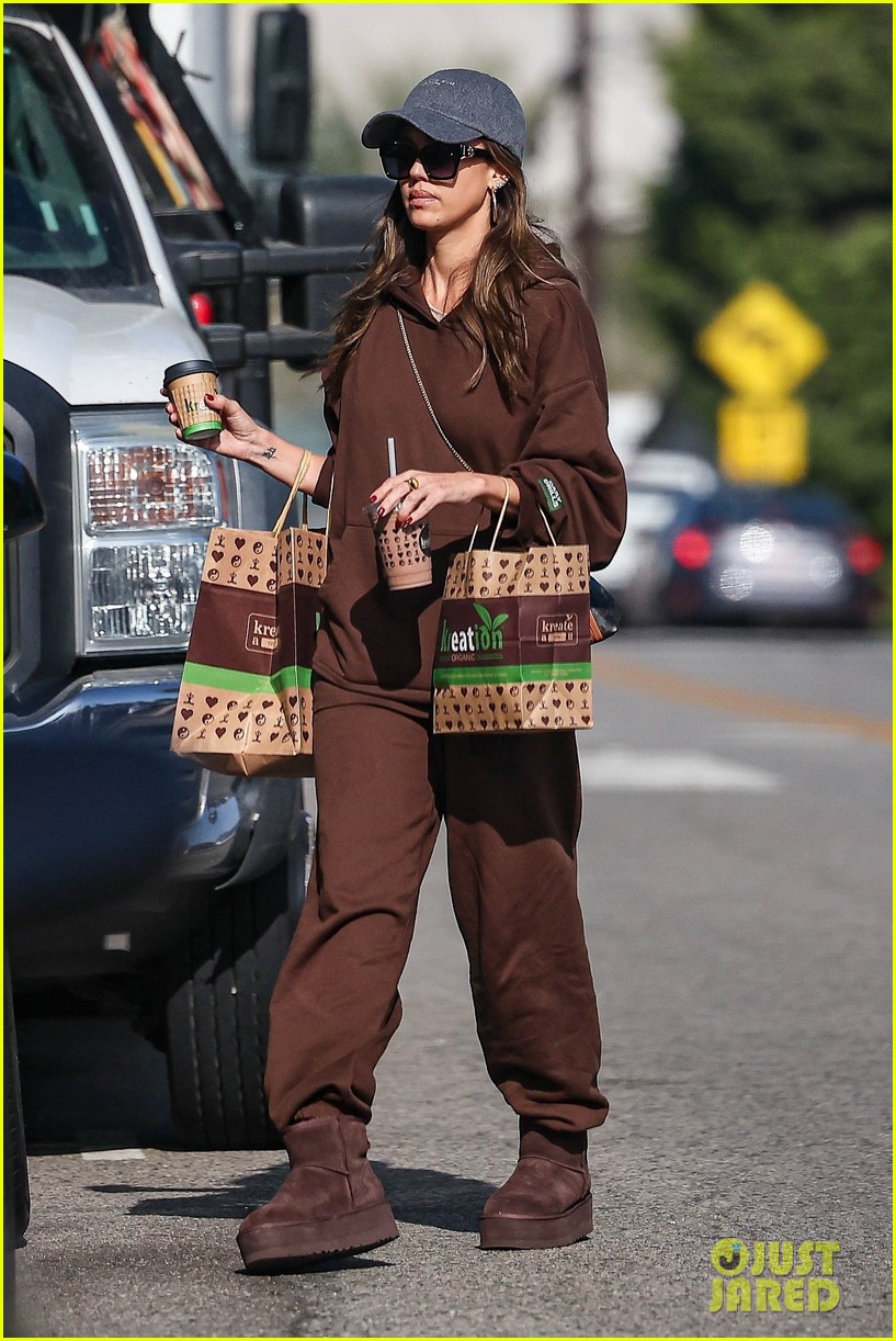 Jessica Alba Sparks Split Speculation By Going Ringless & Sharing ...