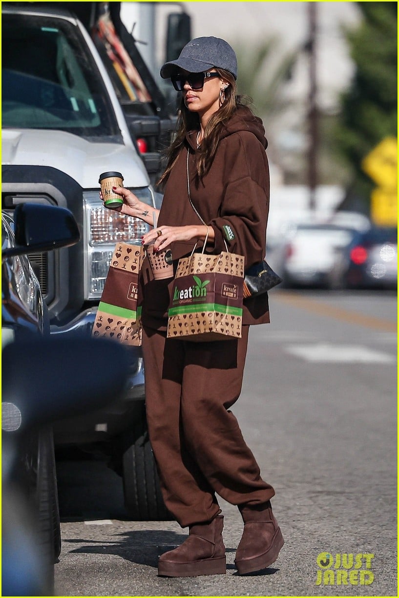 Jessica Alba Sparks Split Speculation By Going Ringless & Sharing ...