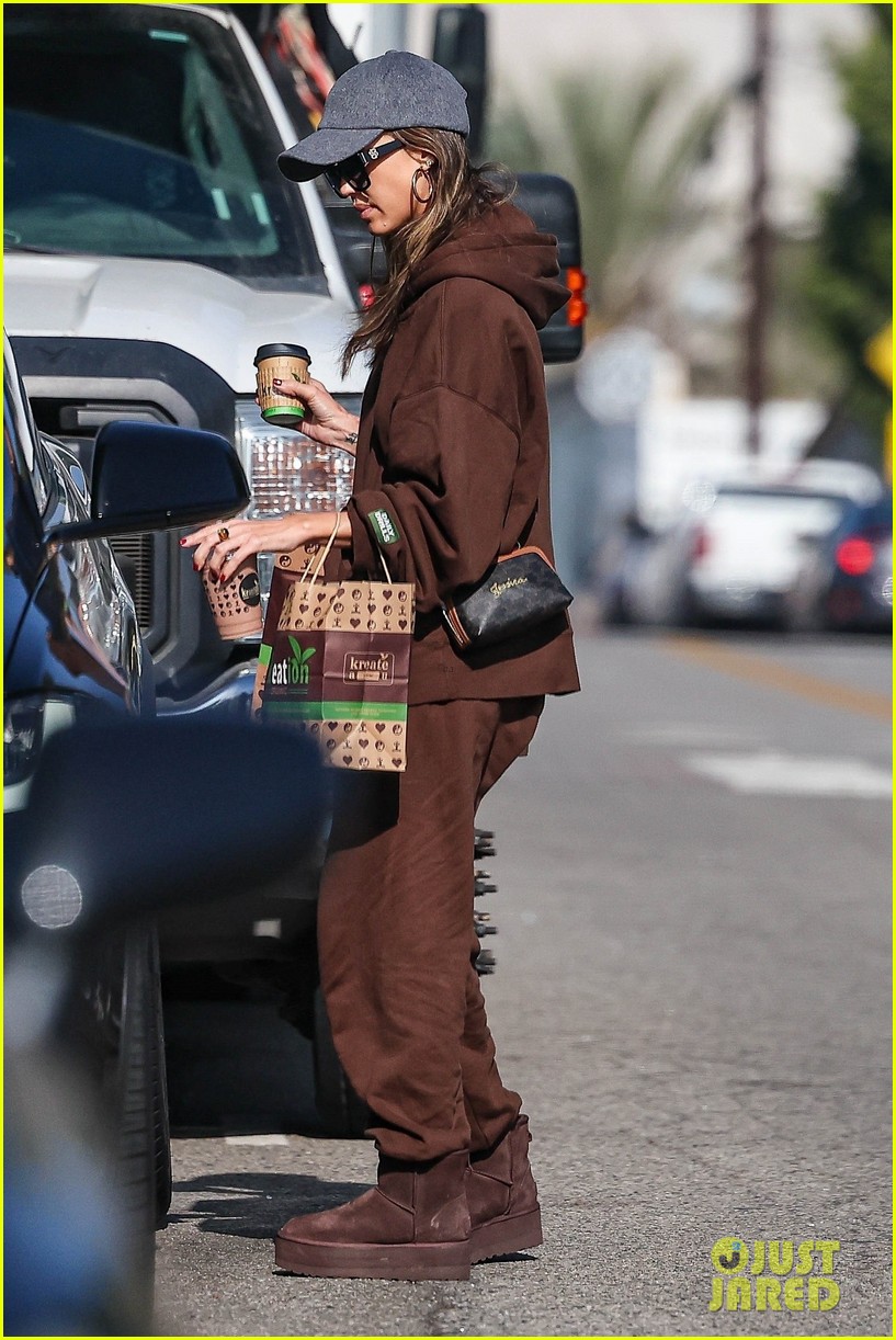 Jessica Alba Sparks Split Speculation By Going Ringless & Sharing ...